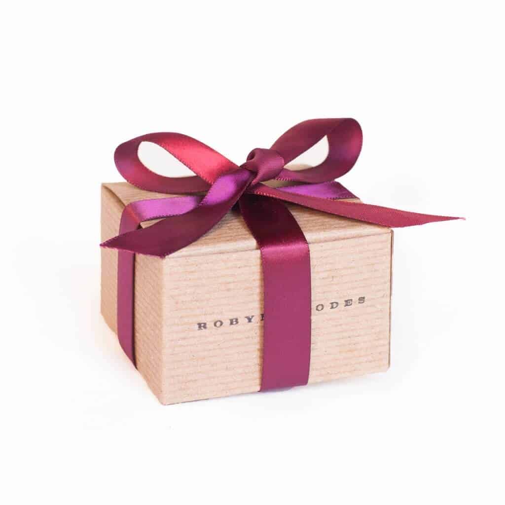 Robyn Rhodes Mystery Box Reviews: Get All The Details At Hello ...