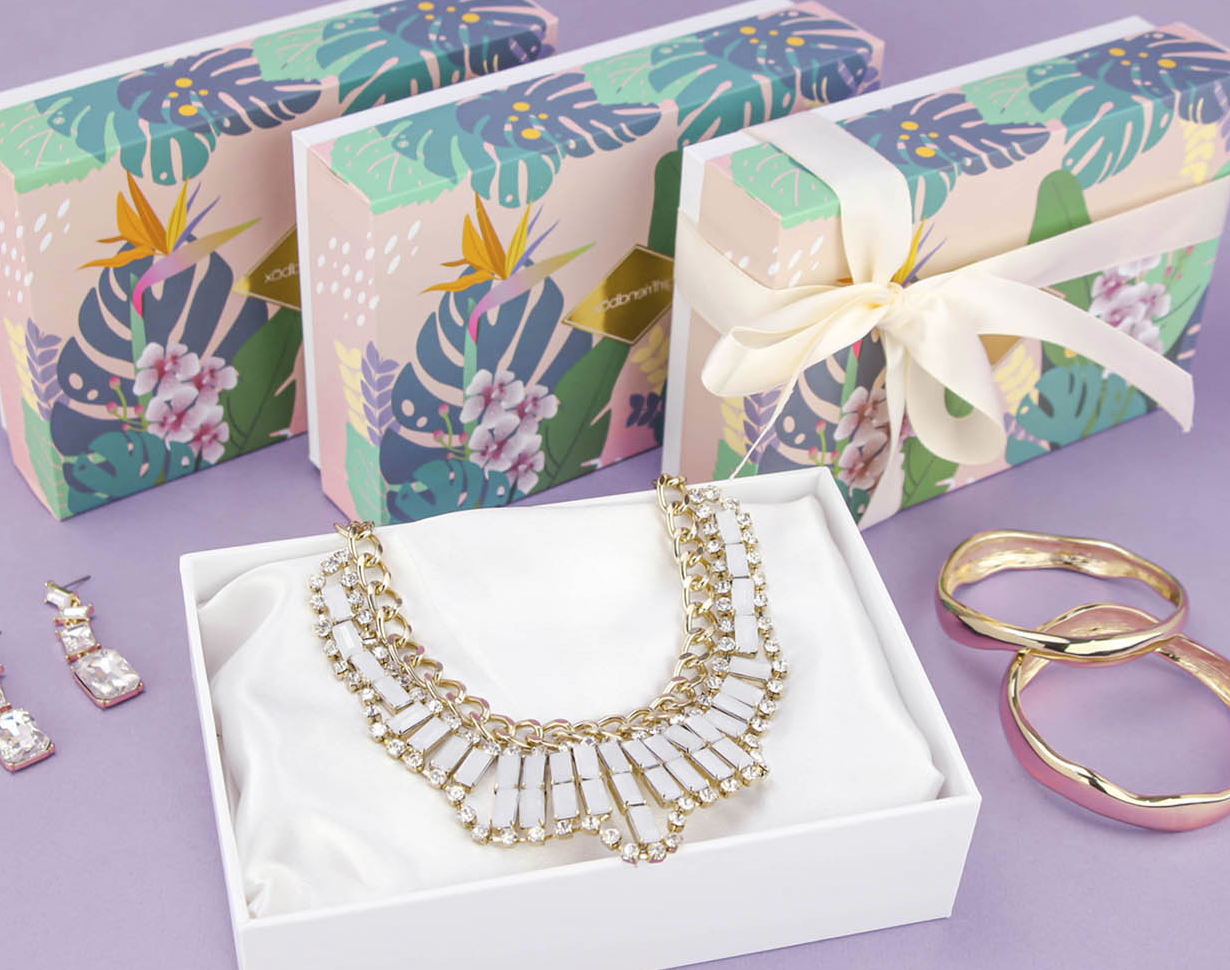 Girlfriend Box Reviews: Get All The Details At Hello Subscription!