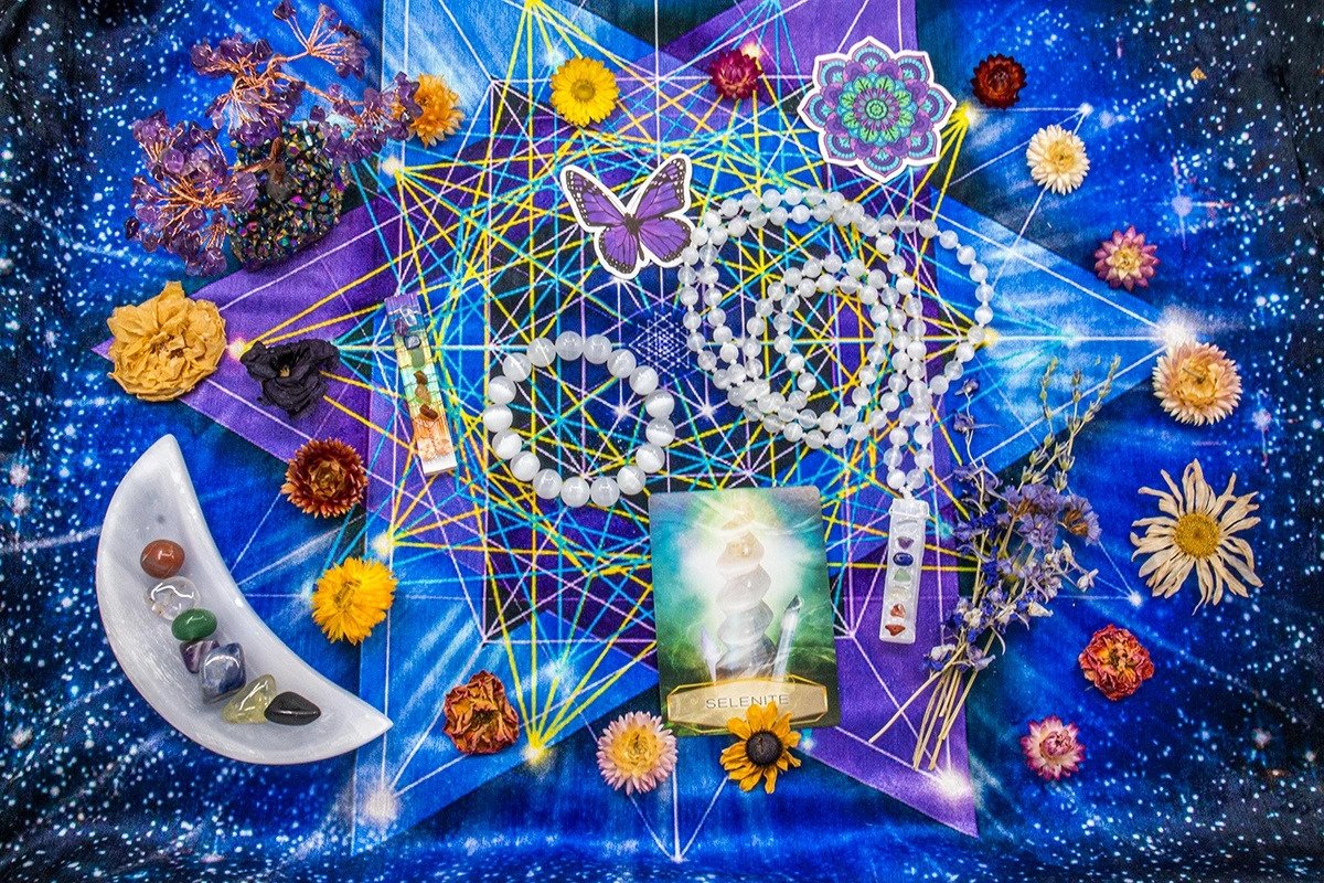 Hello Crystals Box by Gemicious Club Reviews: Get All The Details At ...